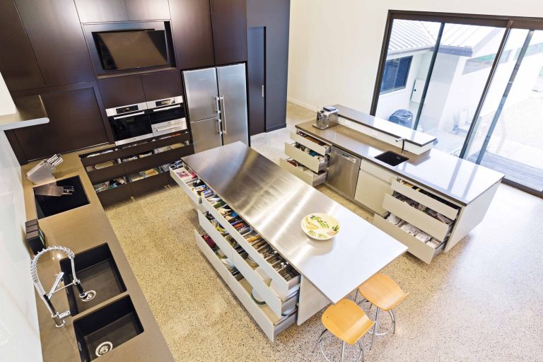 A bold contrast in a modern kitchen - Completehome