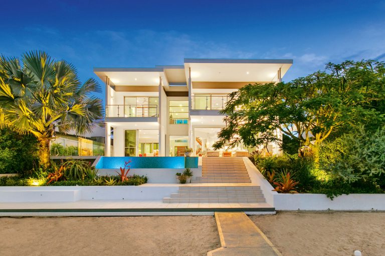 Grandeur and opulence: a classic Queenslander 'Small House'