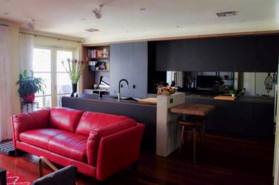 A bold contrast in a modern kitchen - Completehome