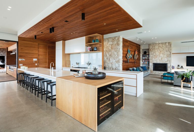 A bold contrast in a modern kitchen - Completehome