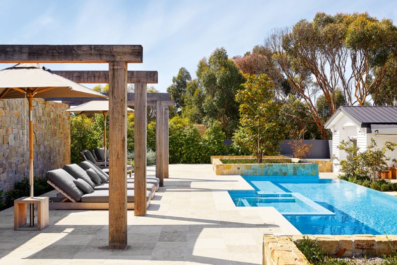 A Spectacular Infinity Swimming Pool & Spa - Completehome