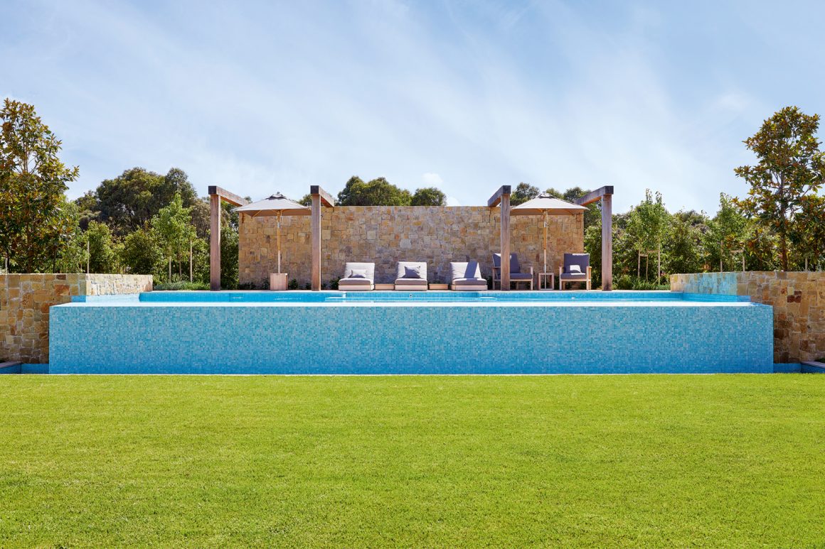 A Spectacular Infinity Swimming Pool & Spa - Completehome