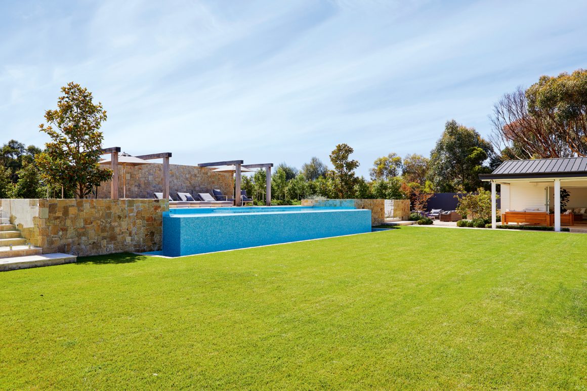 A Spectacular Infinity Swimming Pool & Spa - Completehome