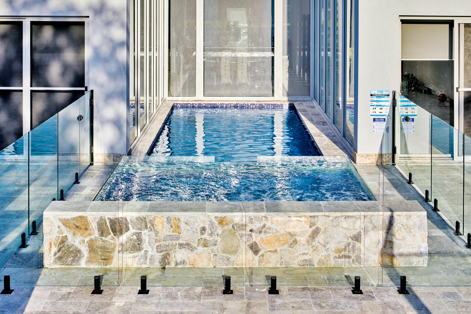 A Dynamic Pool, Raised Spa, and Glass Wall Take Centre Stage - Completehome