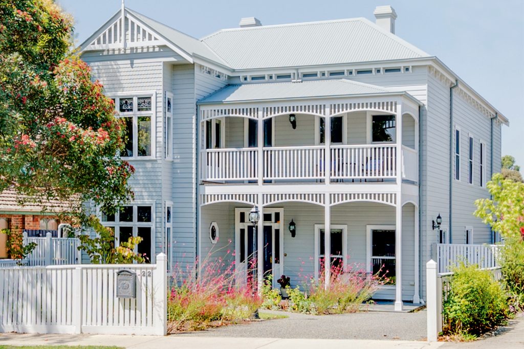 An Inspiring Traditional Victorian-Style Residence - Completehome