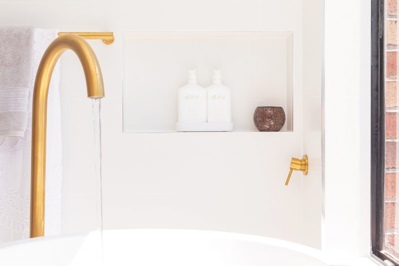 A Simply Elegant White and Gold Bathroom - Completehome