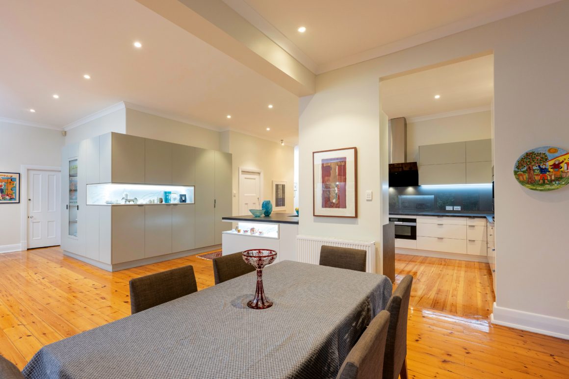 An Intuitively Large Kitchen Design - Completehome