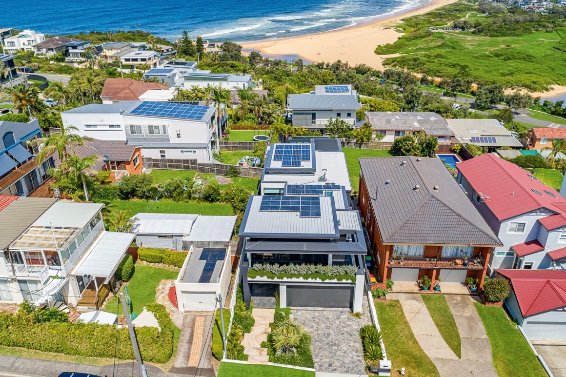 A Functional Family Home Takes Advantage of Stunning Panoramic Ocean ...