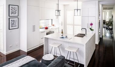 It's cool, calm and coastal in this international-inspired kitchen ...