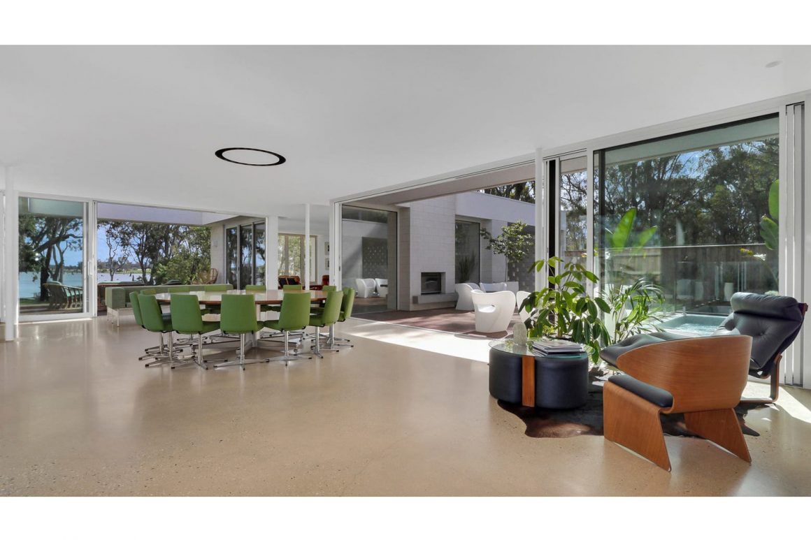 Luxurious Lakeside Living - Completehome