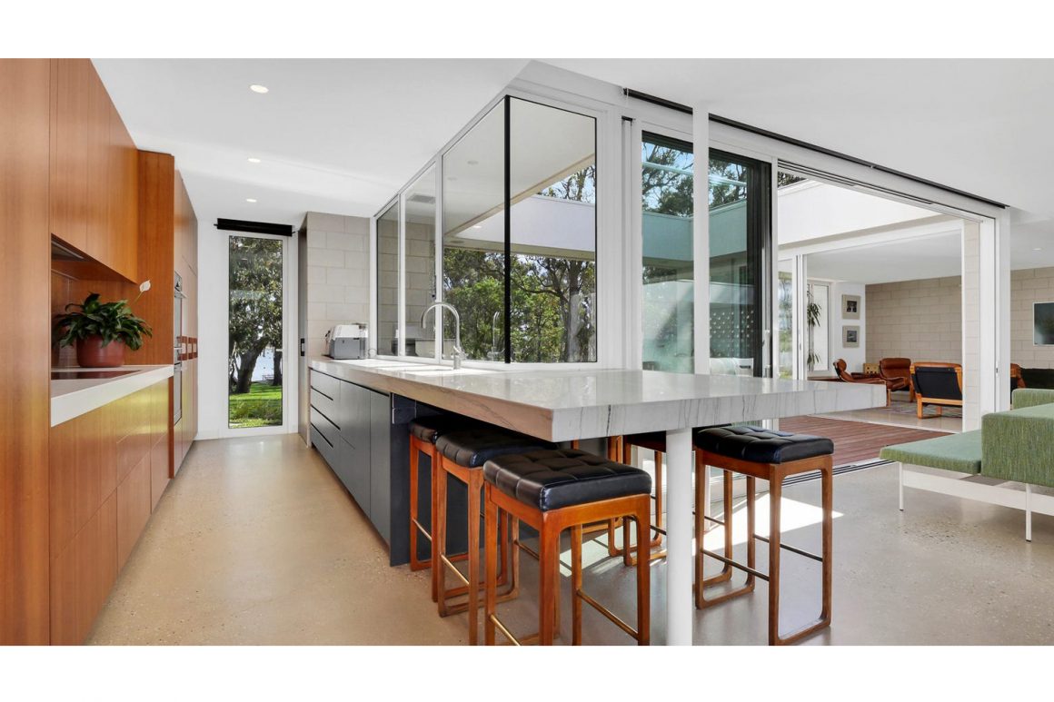 Luxurious Lakeside Living - Completehome