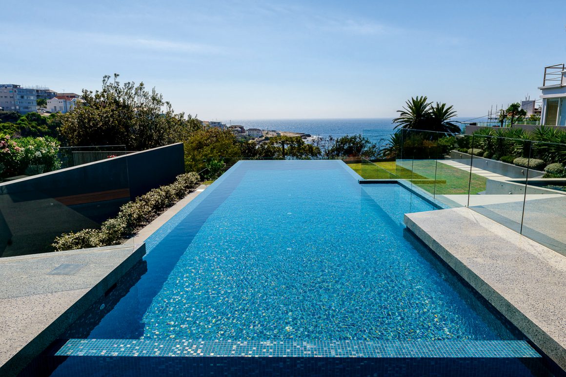 Three styles for an outdoor pool oasis - Completehome