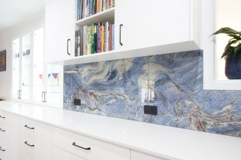 A Contemporary Coastal Kitchen with a Bright and Open Space