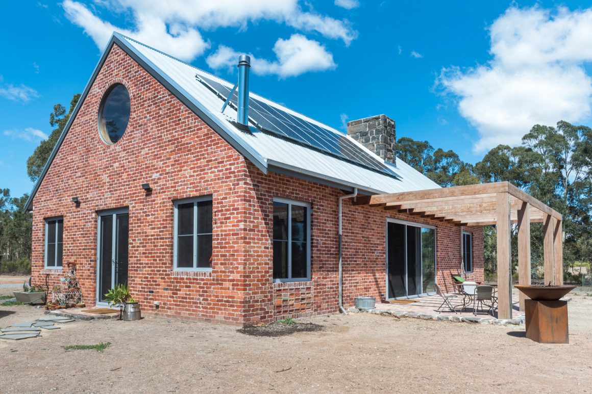 Rustic Luxury: Merging Recycled Materials in Barn-Style Houses ...