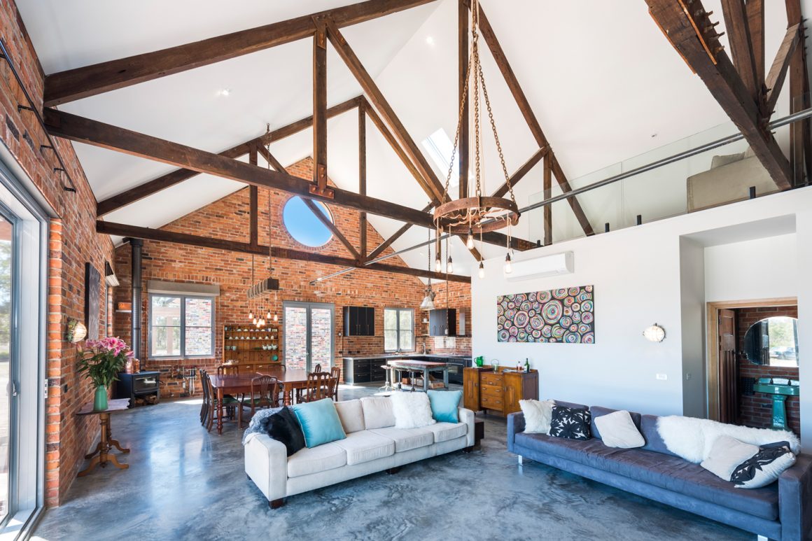 Rustic Luxury: Merging Recycled Materials in Barn-Style Houses ...