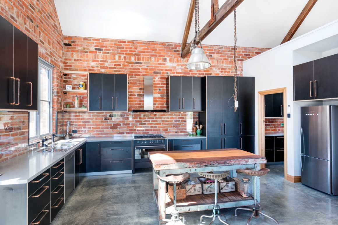 Rustic Luxury: Merging Recycled Materials in Barn-Style Houses ...