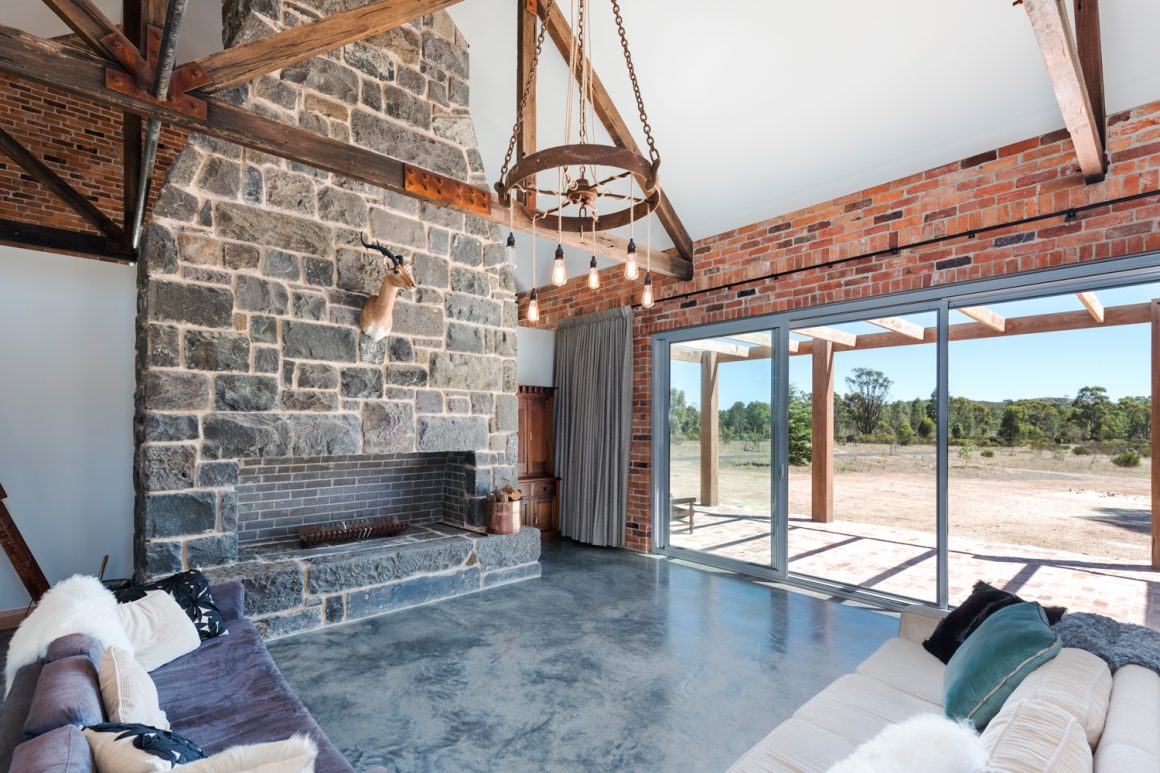 Rustic Luxury: Merging Recycled Materials in Barn-Style Houses ...