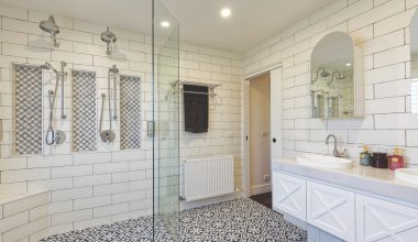 A round bathroom with a Japanese feel that looks over vaileys