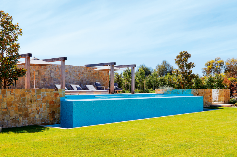 A spectacular infinity-edge swimming pool and spa - Completehome