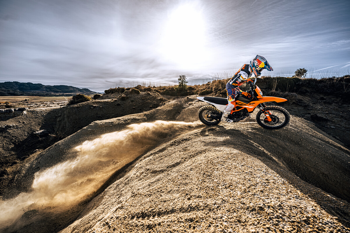 Introducing the 2025 KTM 125 ENDURO R & KTM 390 ENDURO R | Dirt Action
