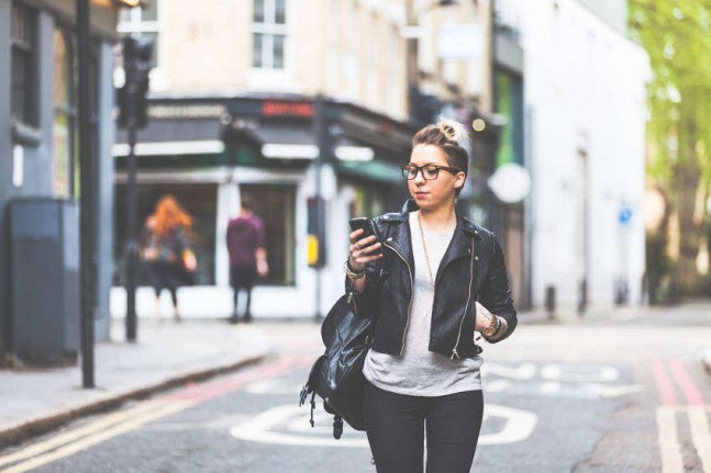 Smartphone use while walking affects behaviour - WellBeing